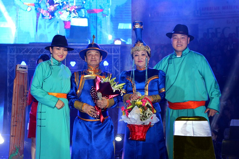 Дуучин Б Болд Э Чулуунчимэг нар “Зууны манлай” хос дуучиддаа хүндэтгэл үзүүллээ Урлаг мн